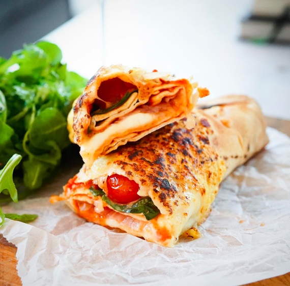 Pizzarulle med buffelmozzarella, parma & basilika - Recept med ...